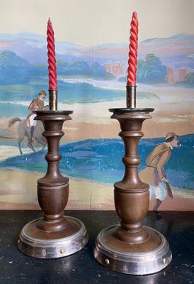 PAIRE DE FLAMBEAUX en bois tourné de forme balustre à mon... - 83251908 ...