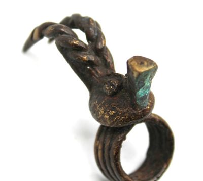 Bague surmontée d'une tête d'hippotrague. Bronze à belle... - 85149844 ...