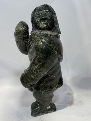 Art INUIT, XXe. Important sujet en serpentine sculpté, f... - 85141387 ...