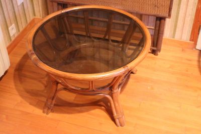 Table basse de salon à plateau circulaire en osier. Dessu... - 84877528 ...