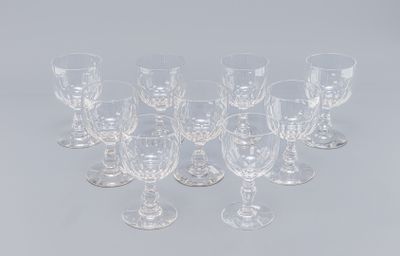 Suite of 8 ribbed crystal wine glasses (H. 14.5 cm). A ri... - 85027150 ...