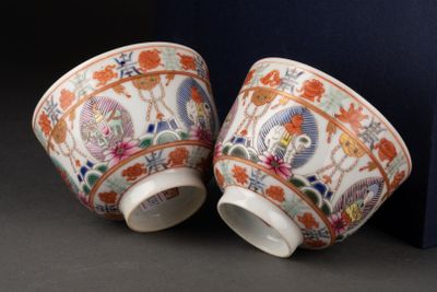 CHINE. Paire de BOLS à décor de dignitaires dans des mand... - 85318991 ...