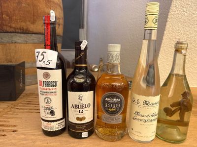 Lot de 5 alcools dont: * 1 bouteille de genepi avec homm... - 85198016 ...