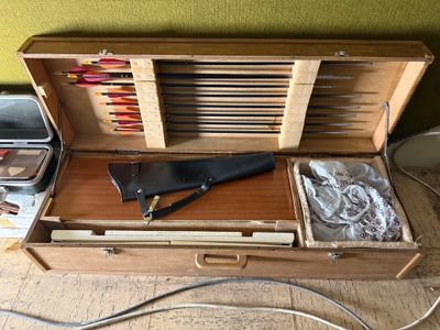 Set of cases including bows and arrows - 84536726-571 | Interencheres.com