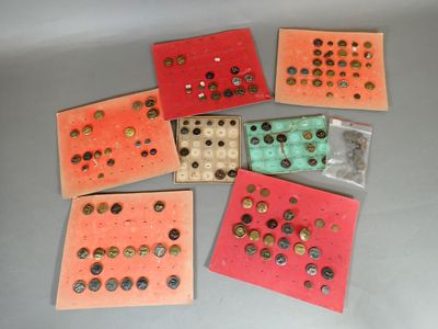 Strong batch of buttons on board - 85322164-139 | Interencheres.com