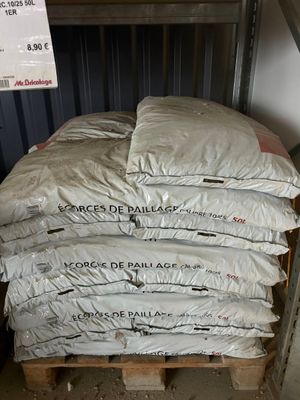 Brouette 100L galva et palette de sacs 50L écorces de pai... - 84732080 ...