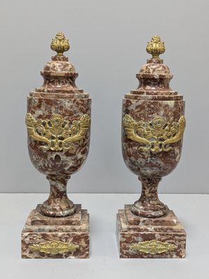 Paire de vases de forme balustre en marbre rouge veiné re... - 85133187 ...