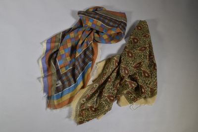 Yves SAINT-LAURENT - Deux carrés en étamine de laine avec... - 85294881 ...