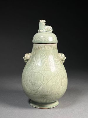 CHINE - Dans le goût MING. VASE couvert piriforme à décor... - 85318867 ...