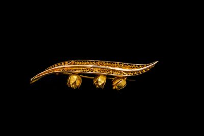 Broche en or jaune 18K (750/1000) en forme de brin de mug... - 84661359 ...