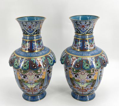 CHINA. A pair of vases decorated with stylized faces in t... - 85121262 ...