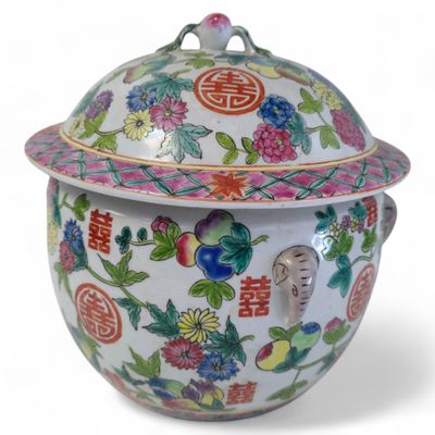 CHINE Pot couvert en porcelaine à décor de fleurs, d'écri... - 83173298 ...