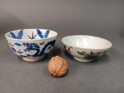 CHINE - XIXe et XXe siècle. Lot de deux BOLS dépareillés ... - 85334265 ...