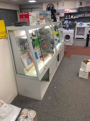 Display case in white lacquered metal and white laminate. - 84951791 ...