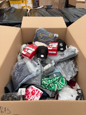 VEN- Box of clothes (Ref P1673 18/08) - 83013008-411 | Interencheres.com