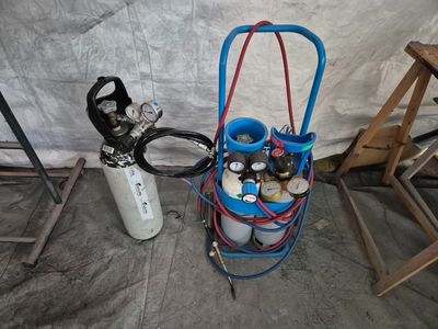 Torch on trolley with 2 cylinders and pressure gauge, and... - 85098638 ...