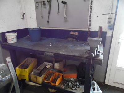 Etabli avec étau et contenu - situé ZI ORS 17480 LE CHATE... - 84616769 ...