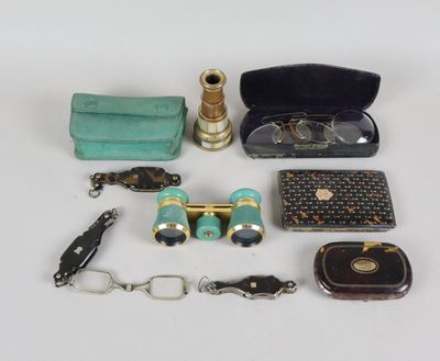 Set comprising three lorgnons, H. = 8 cm; a case, 10 x 6 ... - 84005052 ...
