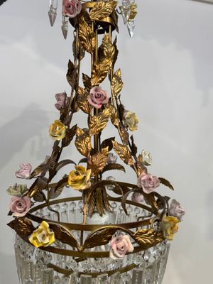 A gilt metal chandelier with crystal pendants and polychr... - 85112202 ...