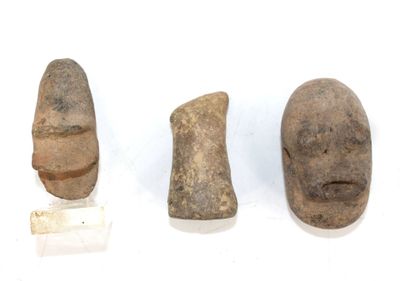 Trois têtes stylisées. Terre cuite. Hauteur : 4,5 ; 6 et... - 85150136 ...