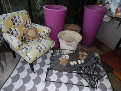 Armchair, coffee table, 4 pots Black resin planter, 3 po... - 85119917 ...