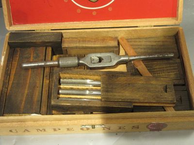 7 - LOT DE BOITES OUTILLAGE .10 - 15 EURO - 85124606-7 | Interencheres.com