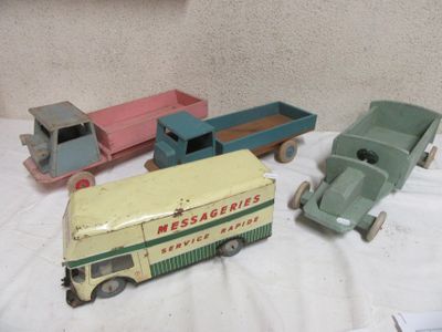 152 - LOT DE TROIS CAMIONS EN BOIS + UN CAMION TOLE JOU... - 85166059 ...